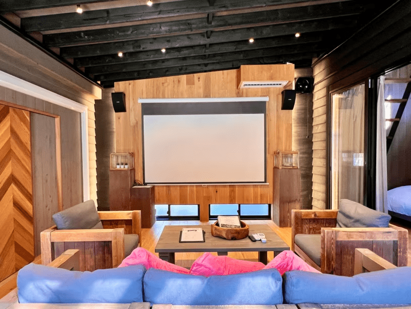 Tiny Base | The River HOUSE【街中でアーヴァンアウトドアを。温泉お風呂付〈最大収容人数：5名様〉】 | プランを選ぶ